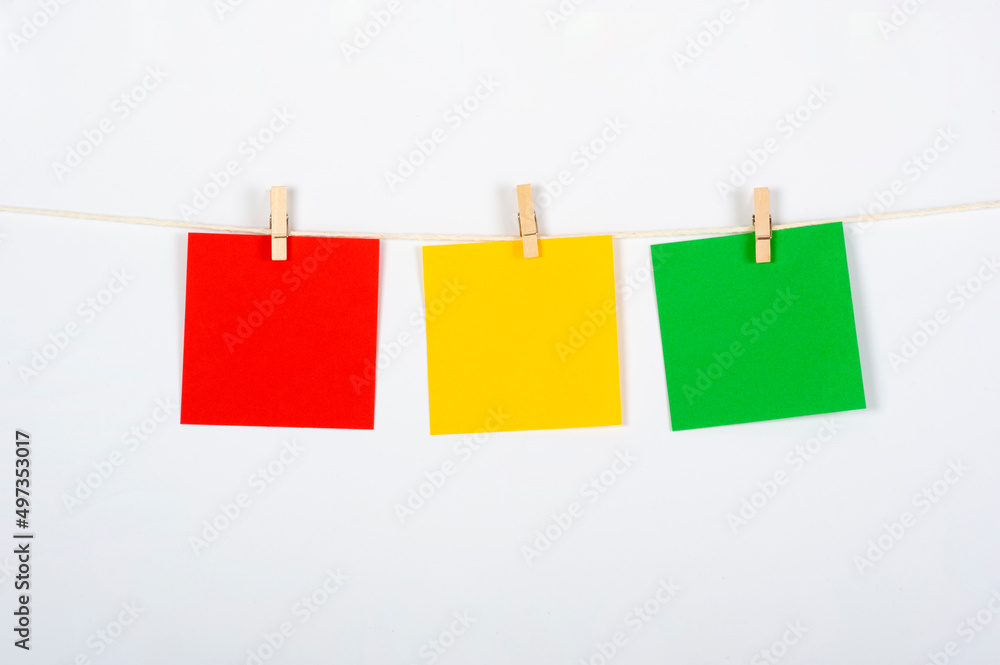 Tres post its con colores de semáforo de rojo a verde, colgados para ...