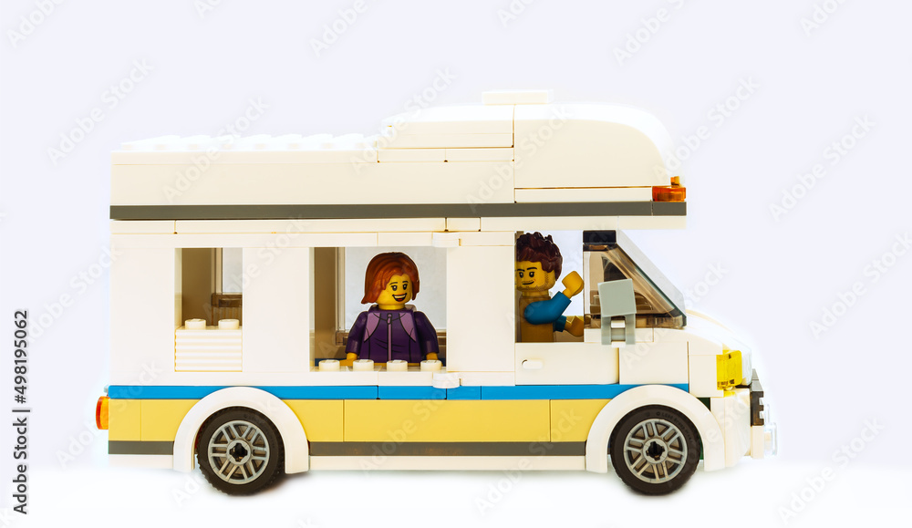 2021: Lego constructor, City serie. Family in camper caravan autohouse ...