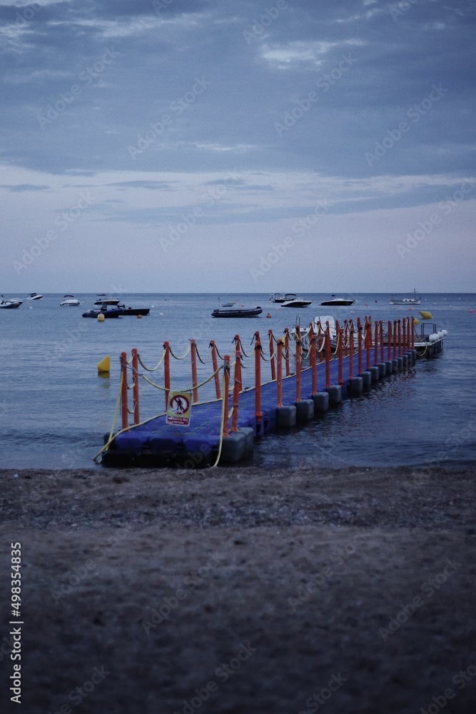 Floating Plastic Pontoon docks made of plastic That moves according to ...