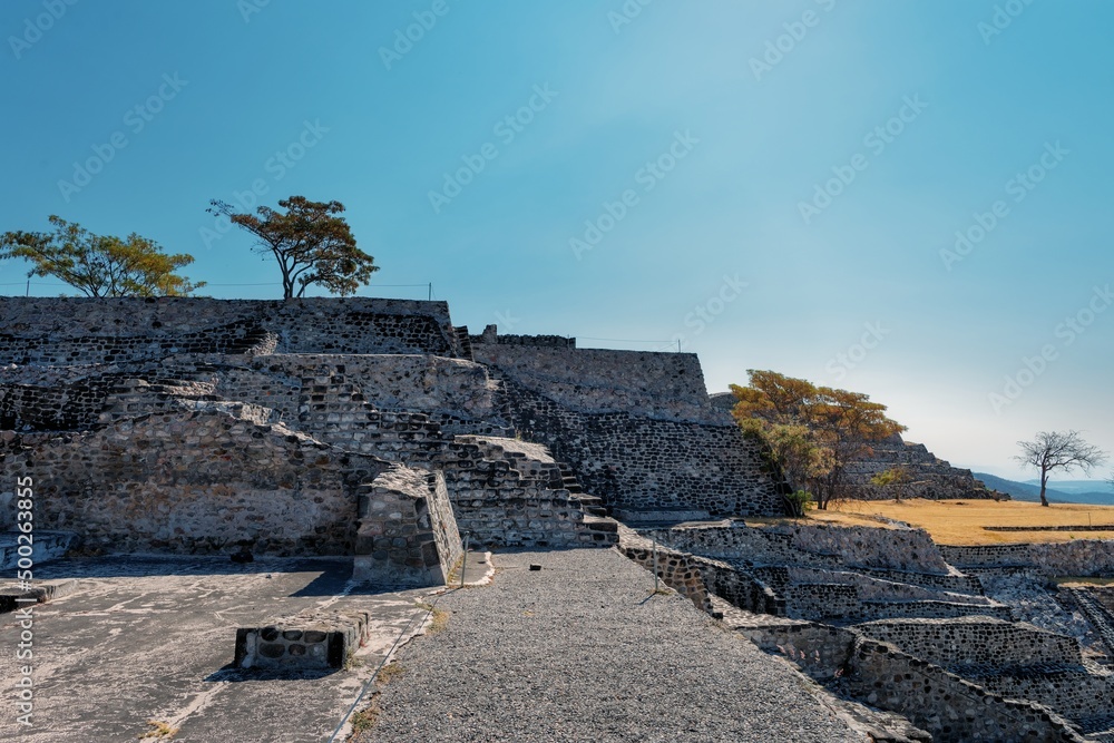 Photo Stock Ancient pyramids and growing trees on the ruins at the top ...