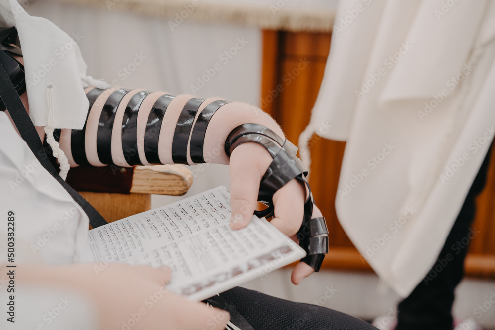 Foto stock di Jewish Man wrapped in tefillin prays. A religious ...