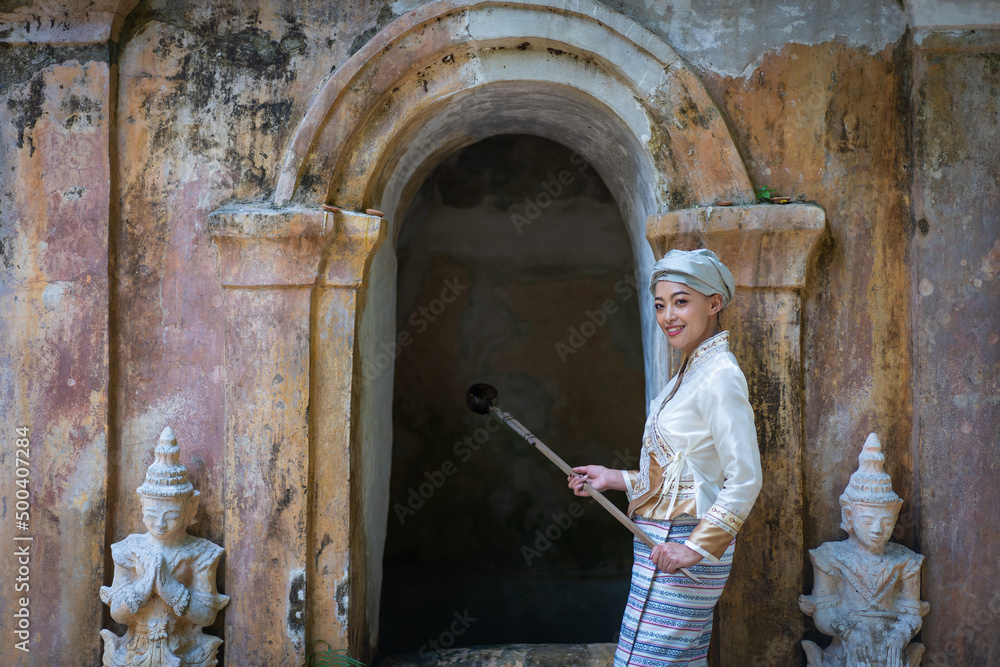 Beautiful Asian women dressed in traditional costumes visit Wat Palad ...