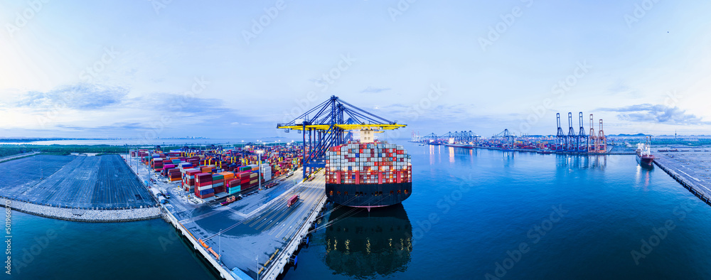 Island for Container ship loading and unloading, Cargo freight ship for ...