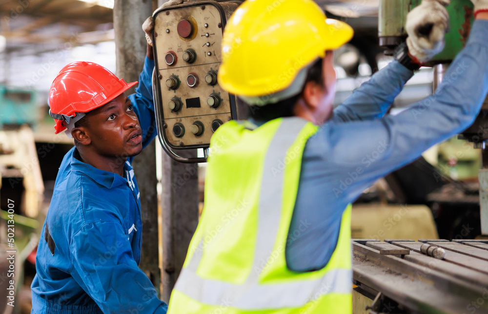 Training trainee concept. Yang male african american engineer explain ...