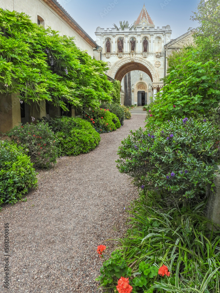 Abbaye du monastère de l'île de Saint Honorat dans la baie de Cannes ...