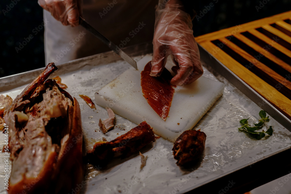 Stock-Foto „Chinese cook prepares Peking Roast Duck. Peking Duck is a ...