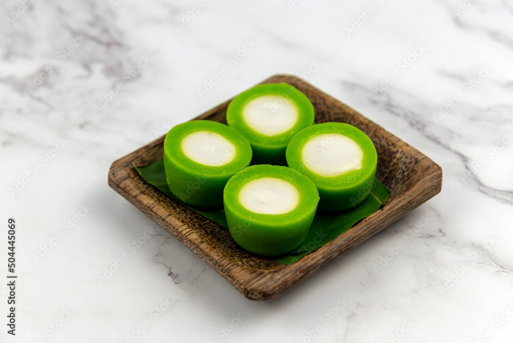 Steamed pandan-flavoured kuih with a creamy center filling made of ...