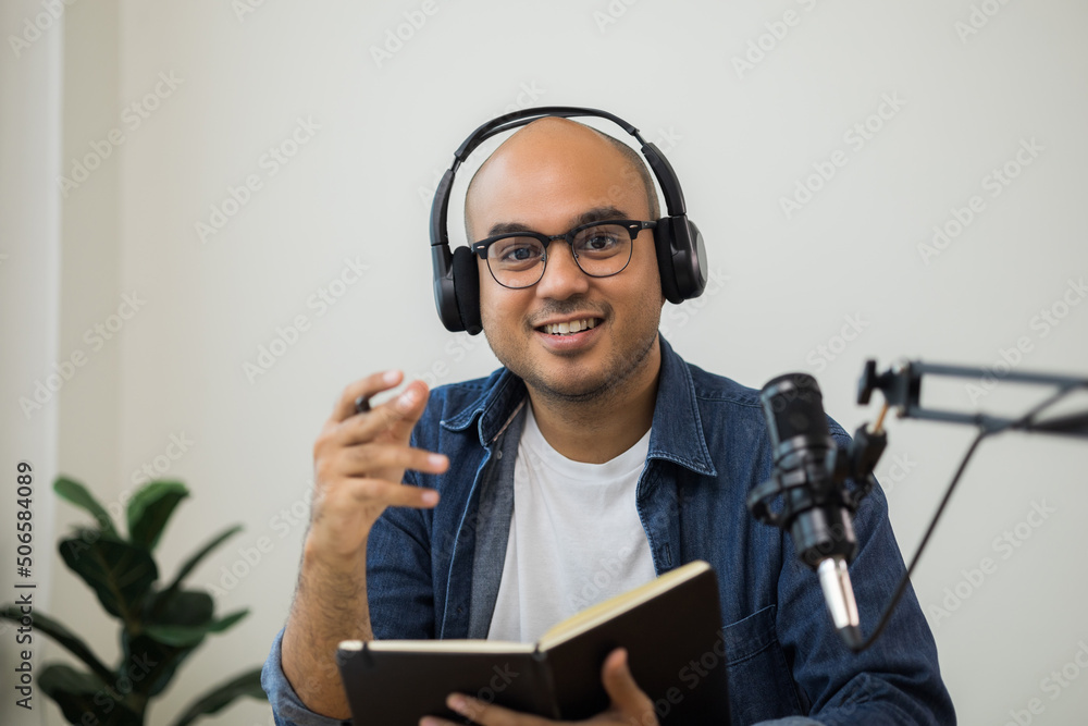 Fotografie Content creator asia man host streaming his a podcast on ...