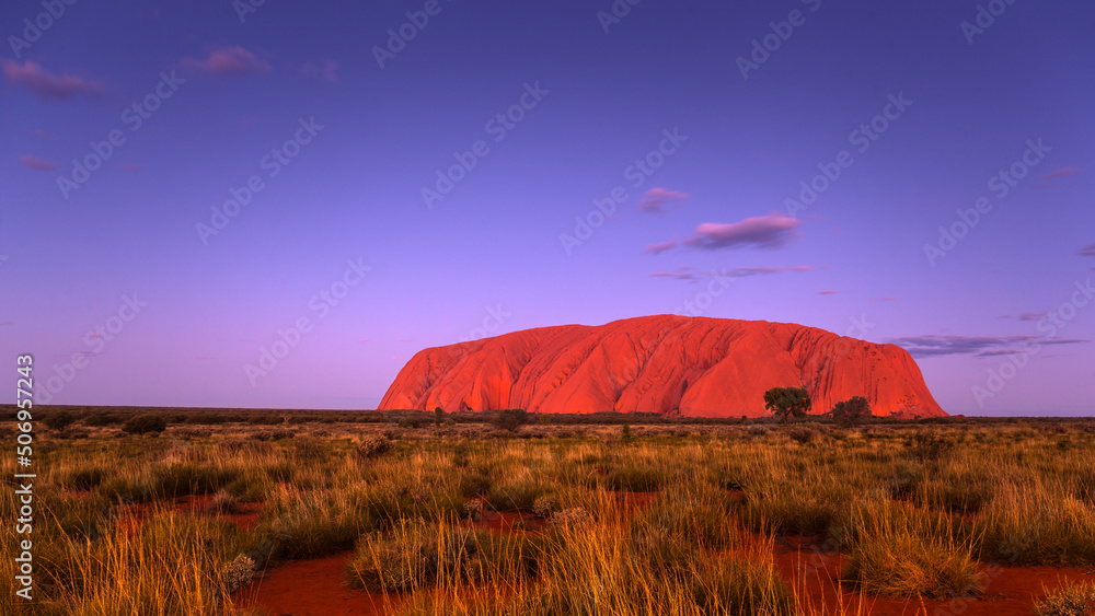 Foto Approaching dusk at Uluru on a clear winter evening, Uluru-Kata ...