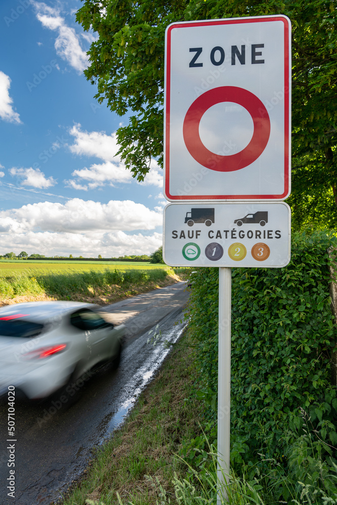 Panneau de signalisation circulation interdite zone ZFE à l'entrée de ...
