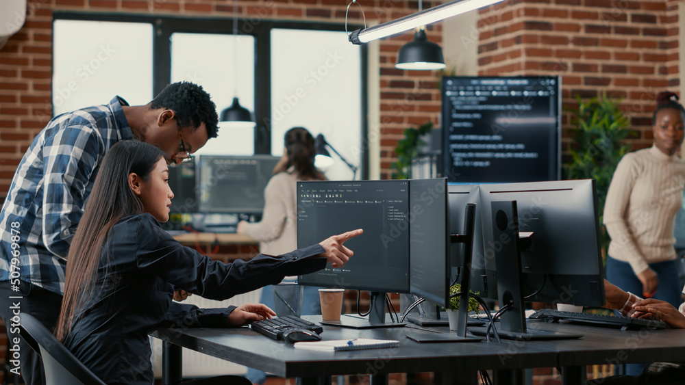 Foto Mixed team of software developers analyzing source code pointing ...