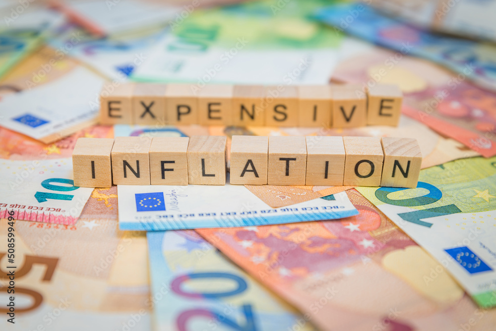 Foto de Stock Das Wort Inflation und Expensive – in deutsch für teuer ...
