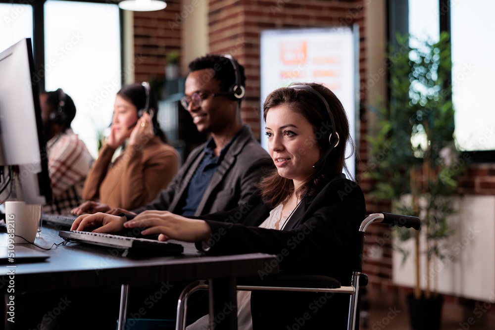 Foto Client helpline receptionist with physical health condition using ...