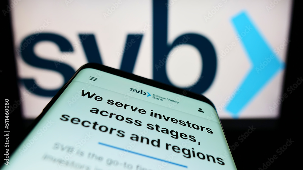 Foto Stuttgart, Germany - 06-12-2022: Mobile phone with webpage of ...