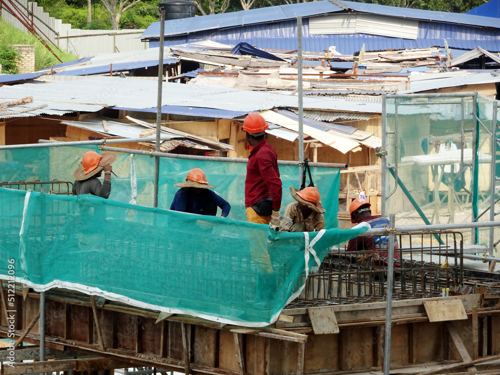 Foto de Stock SELANGOR, MALAYSIA -JULY 6, 2021: Construction workers ...