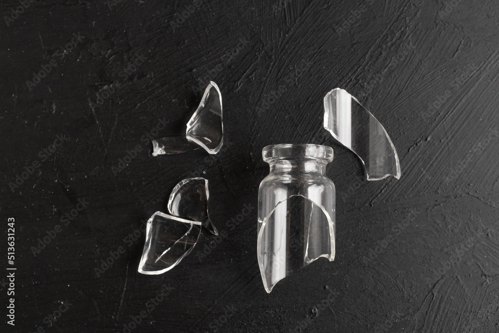frasco de vidrio roto sobre fondo negro con textura, vidrio roto ...