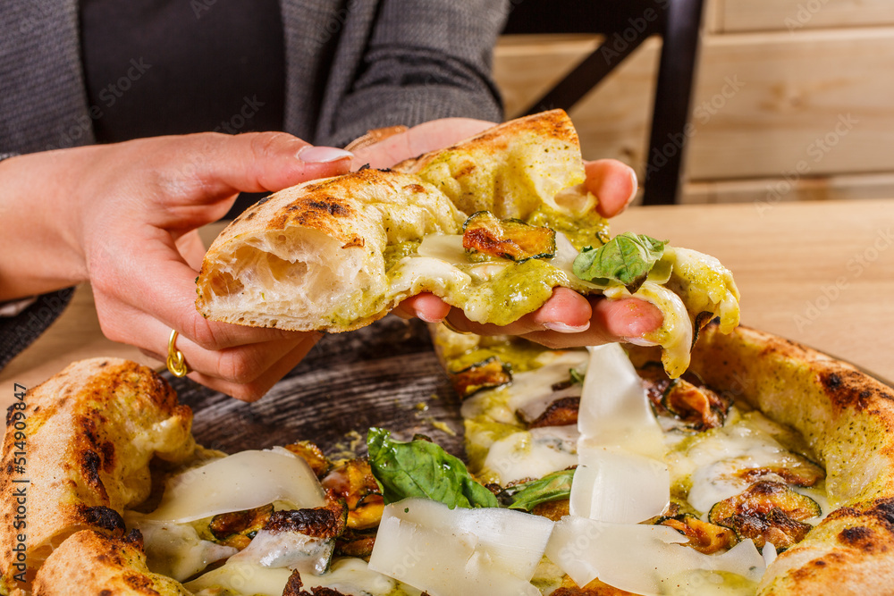 Fetta di Pizza Napoletana Gourmet con crema di zucchine, chips di ...