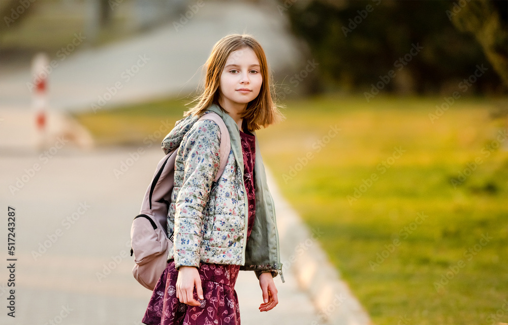 Foto de Stock Preteen girl outdoors | Adobe Stock