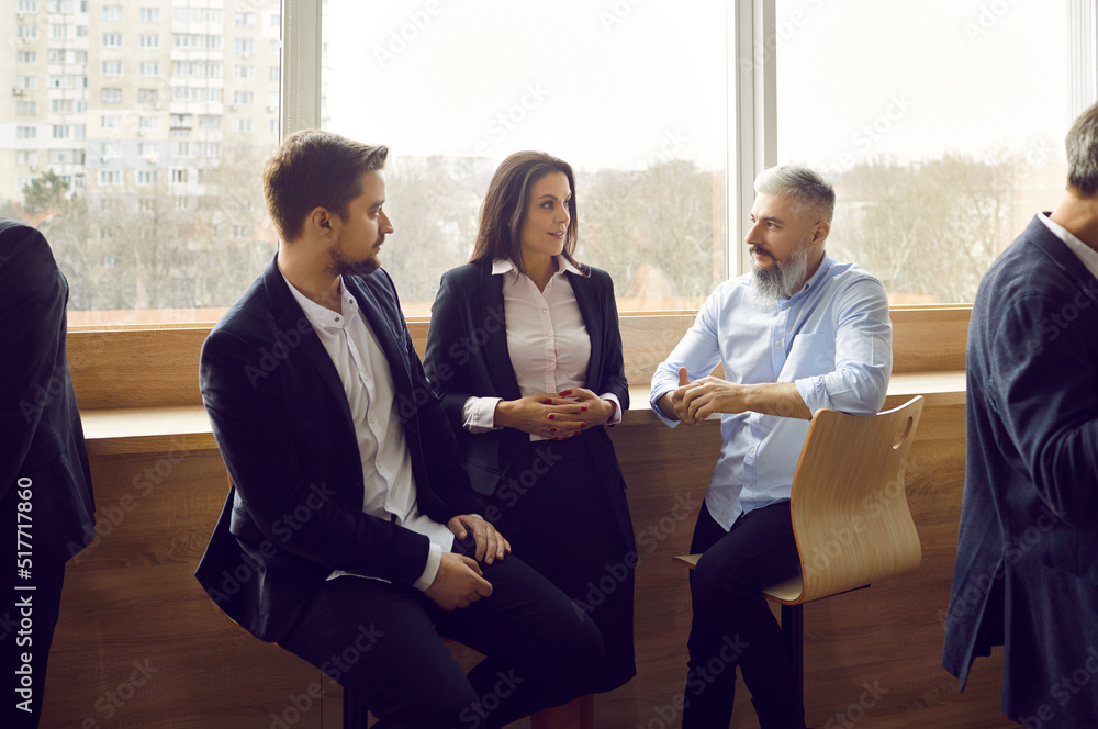 Foto de Stock Various colleagues communicate and discuss information ...