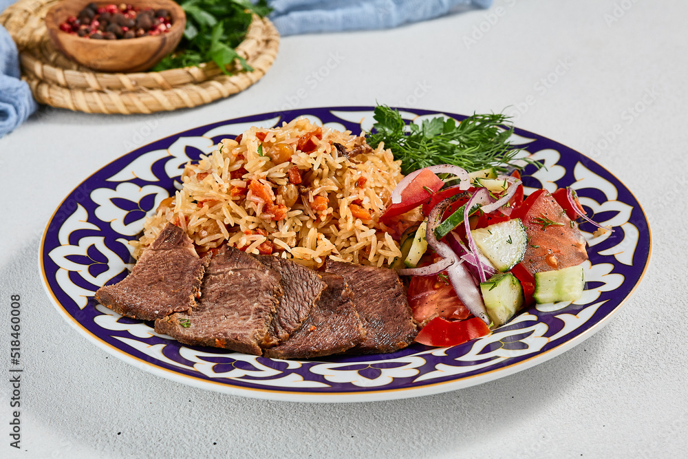 Zdjęcie bez tantiem: Traditional uzbek food - plov with beef. Eastern ...