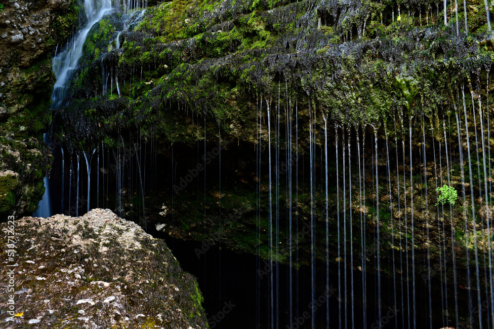 Fließendes Wasser an einem mit Moos bewachsenem Felsen (Montenegro ...