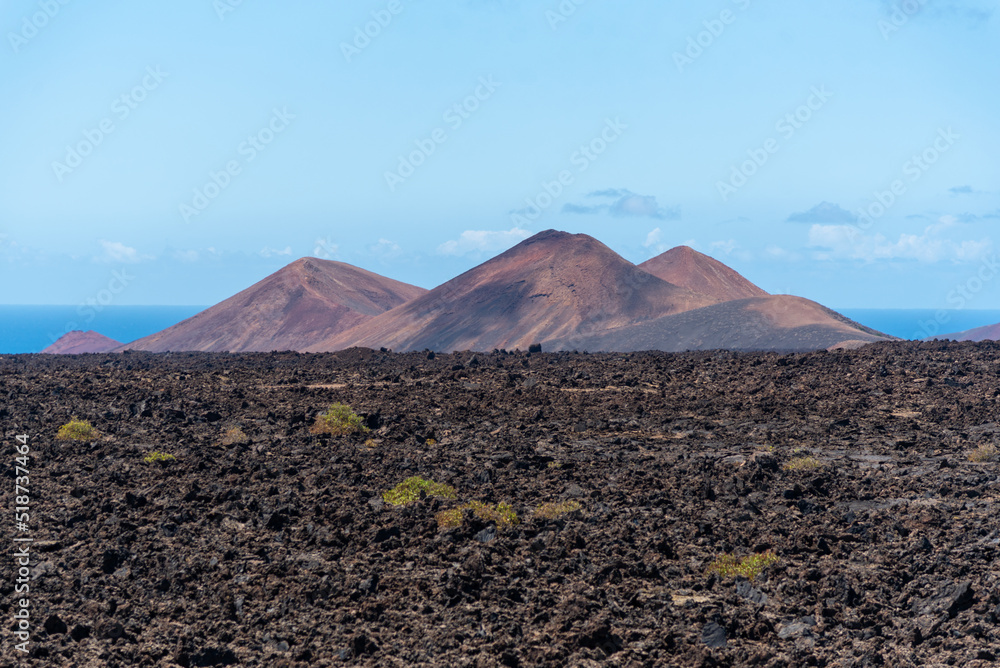 Foto de Stock Vista panorámica de un paisaje volcánico con rocas negras ...