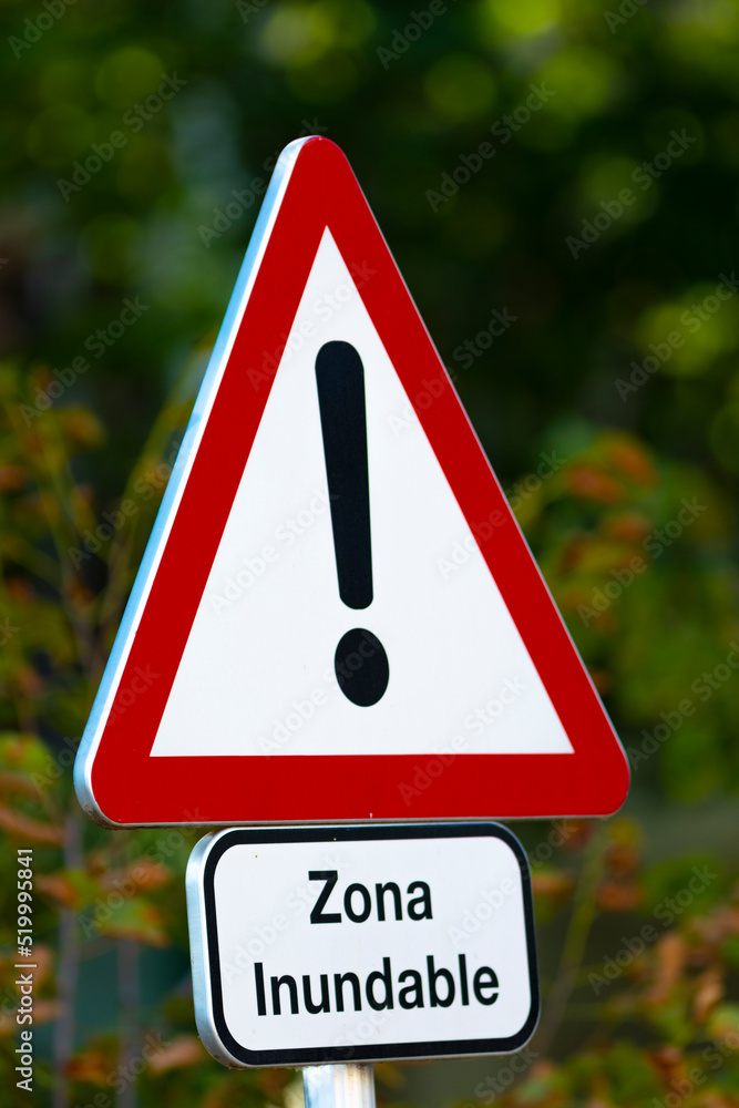 Señal de tráfico de advertencia (peligro) de zona inundable Stock Photo ...