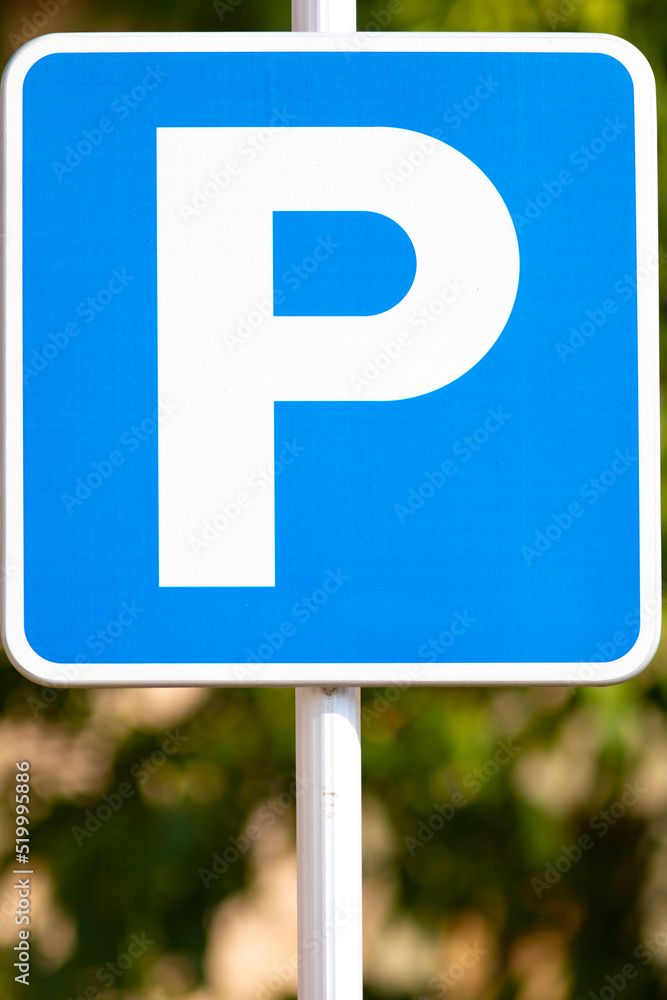 Señal de tráfico cuadrado azúl con la letra "P" de parking Stock Photo ...