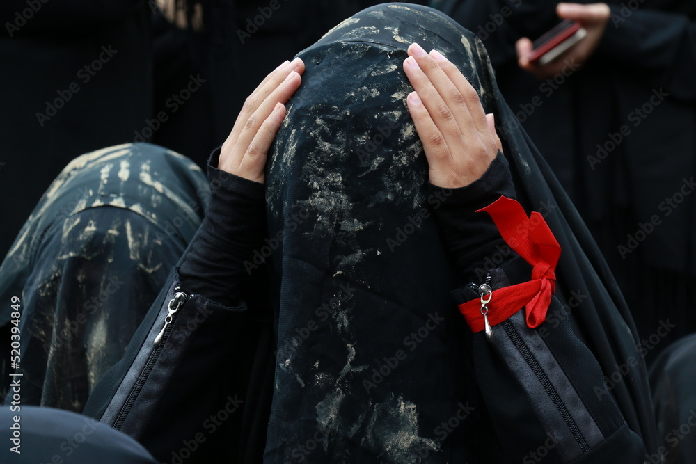 turkey muslim women and children chaining themselves at KERBELA ...