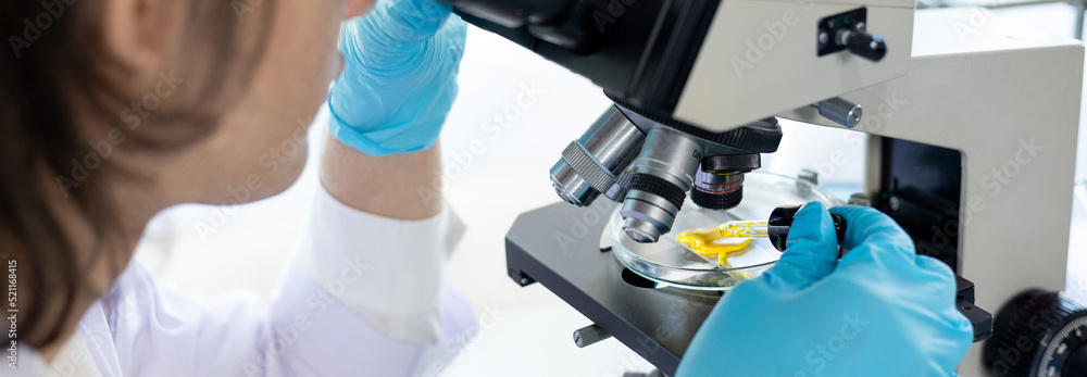 Stockfoto Scientists or researchers perform microscopic endoscopy to ...