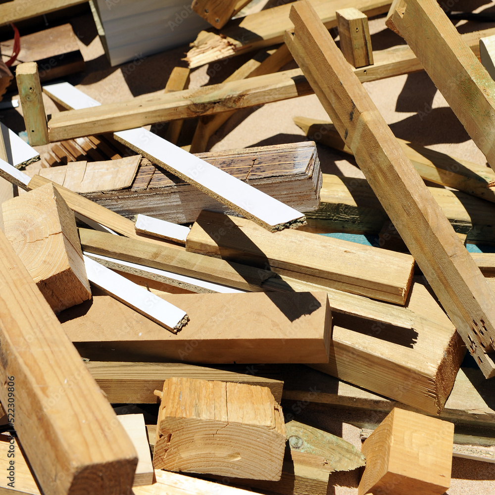 Foto de Stock Montón de restos de madera. Restos de madera de la ...