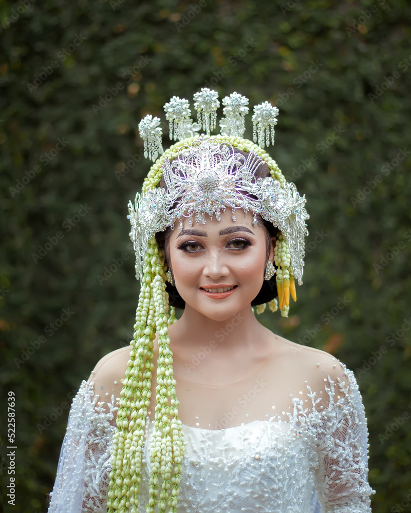 Potret Javanese traditional bride. Indonesian bride. White Wedding ...