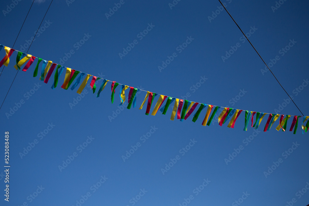banderitas de colores colgadas con el cielo azul de fondo. Concepto de ...