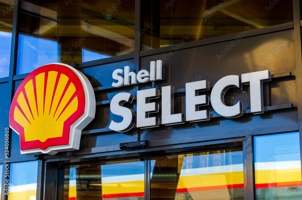 Foto de Stock Geseke, Germany - August 07, 2021: A Shell Select logo at ...