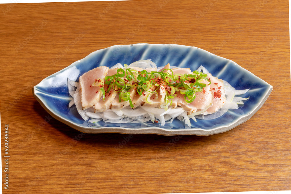 新鮮な鶏むね肉の表面をサッと炙り、たっぷりの薬味とオニオンスライスを添えた地鶏のたたき。しっとり柔らかな身の質感が際立つ一皿で、居酒屋の ...