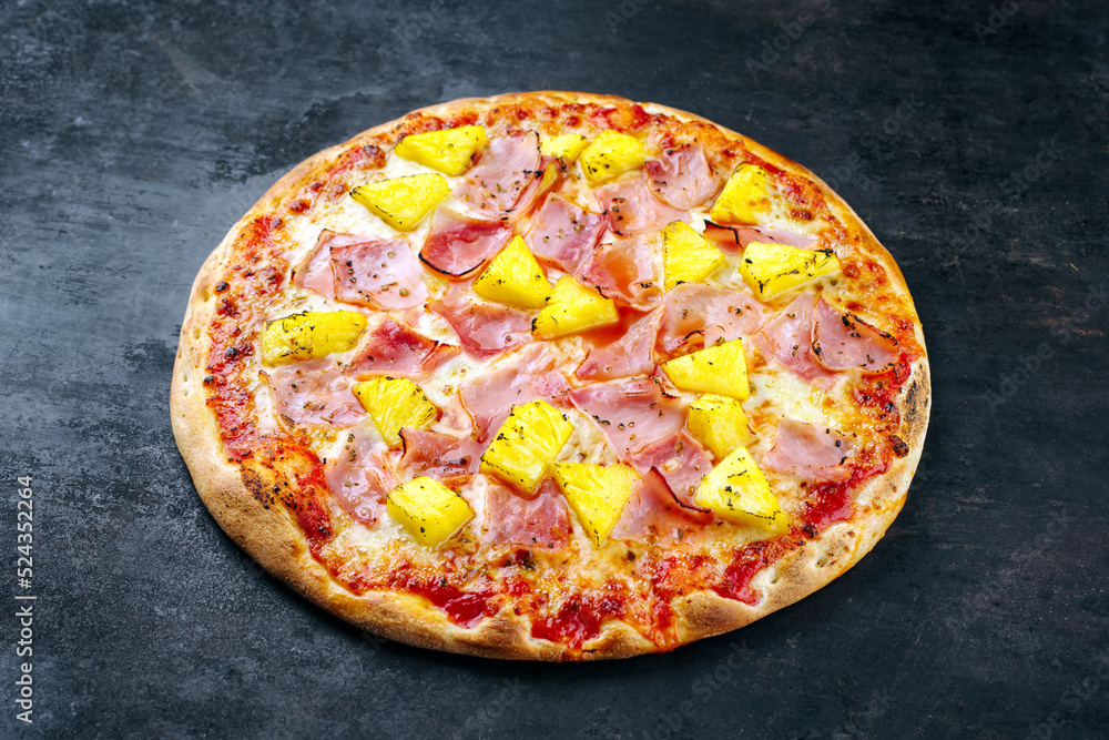 Traditionelle italienische Pizza Hawaii mit Schinken, Ananas und ...