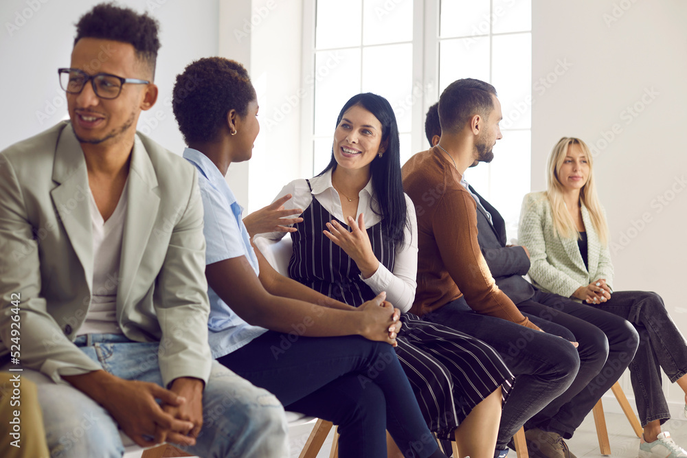 Foto Diverse group of people speaking English at language learning ...