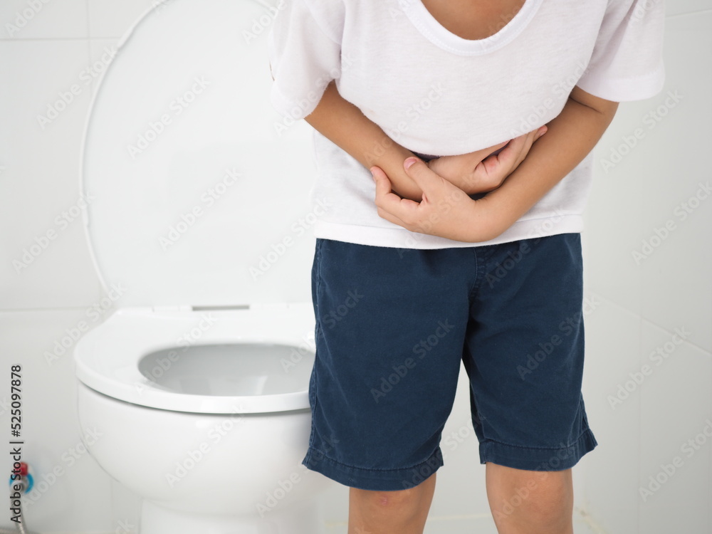 Foto de Stock Kid boy stood in the bathroom. With severe diarrhea use ...