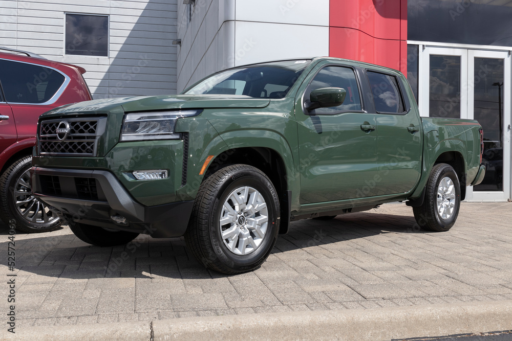 Nissan Frontier Pickup Truck Display Nissan Offers The Frontier In