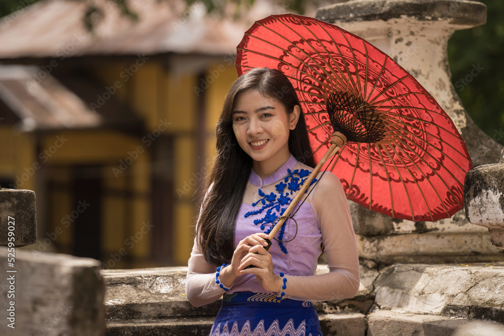 Myanmar woman in Burmese traditional dress at Shwenandaw Kyang ...