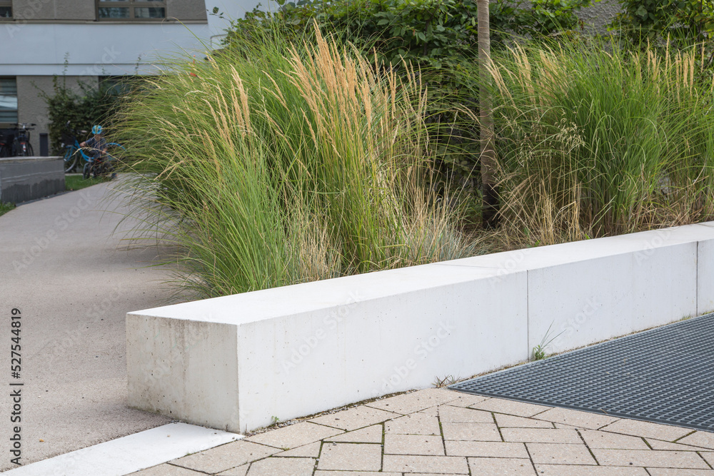 Modern garden design and landscaping: A white concrete block usable as ...