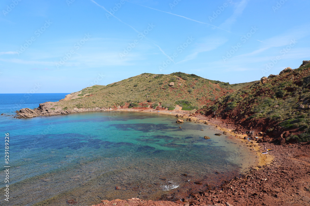 Cala Rotja (Menorca). Pequeña playa virgen de aguas turquesa y ...