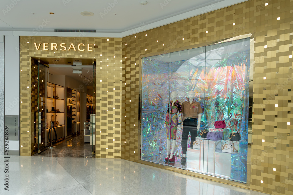 Foto Los Angeles, CA, USA - July 7, 2022: A Versace store at Beverly ...