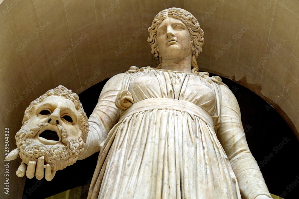 Statue féminine restaurée en muse Melpomène par l'ajout moderne d'un masque de la tragédie ...
