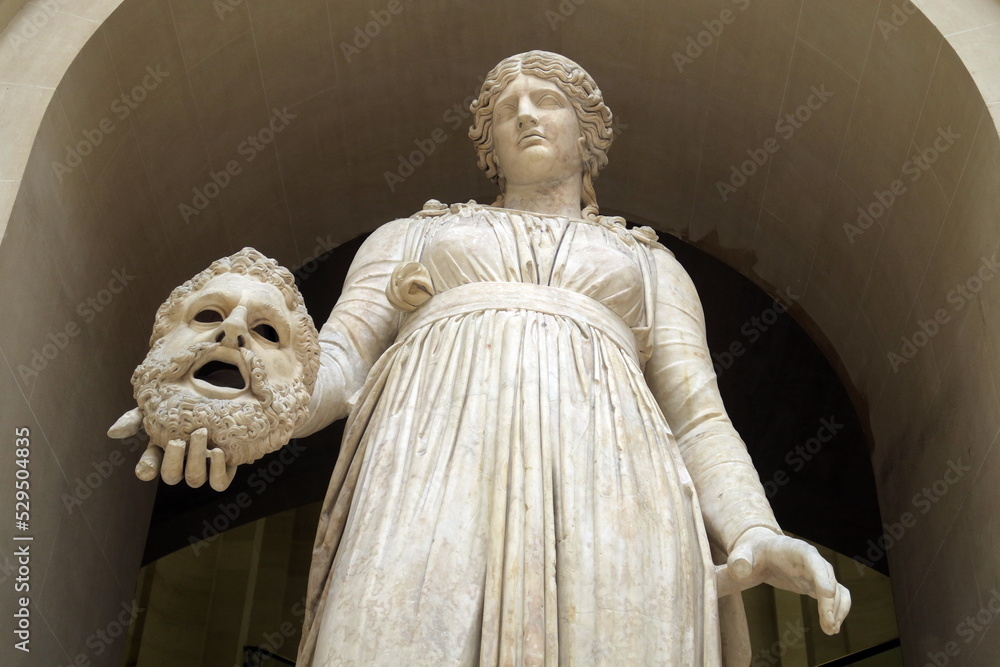 Statue féminine restaurée en muse Melpomène par l'ajout moderne d'un masque de la tragédie ...