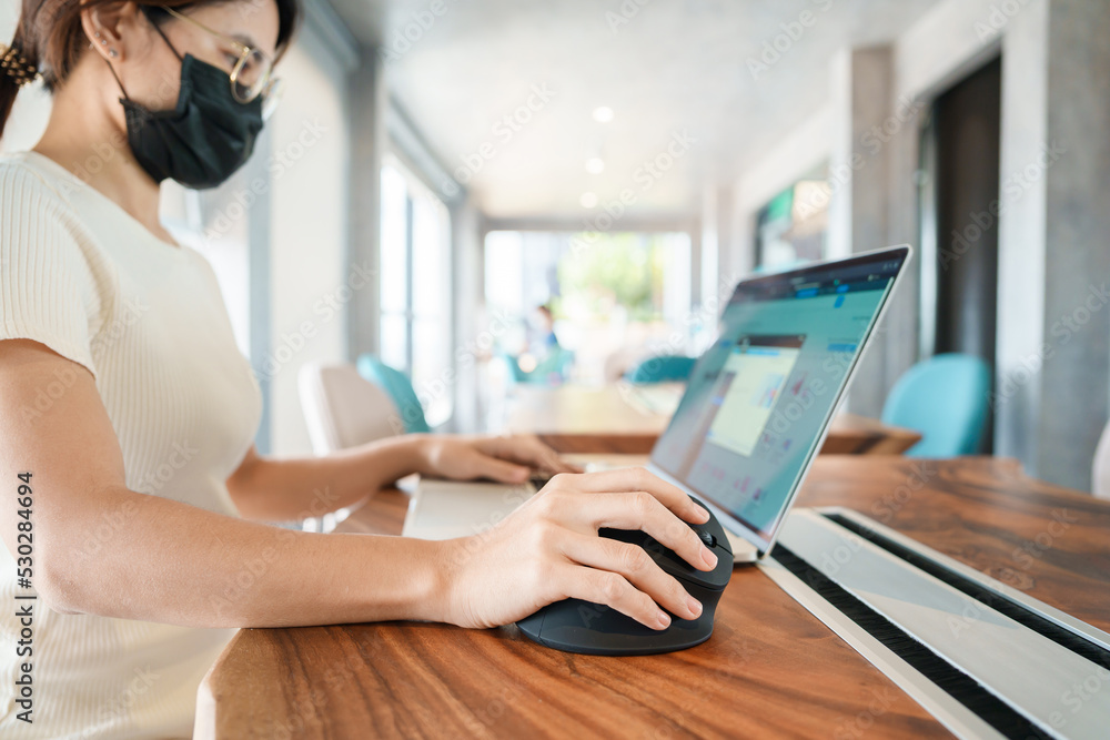 Foto de Stock woman hand using computer ergonomic mouse, prevention ...
