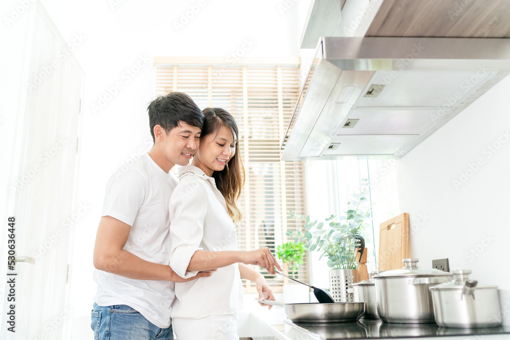 Foto happy asian couple cooking healthy food. beautiful attractive ...