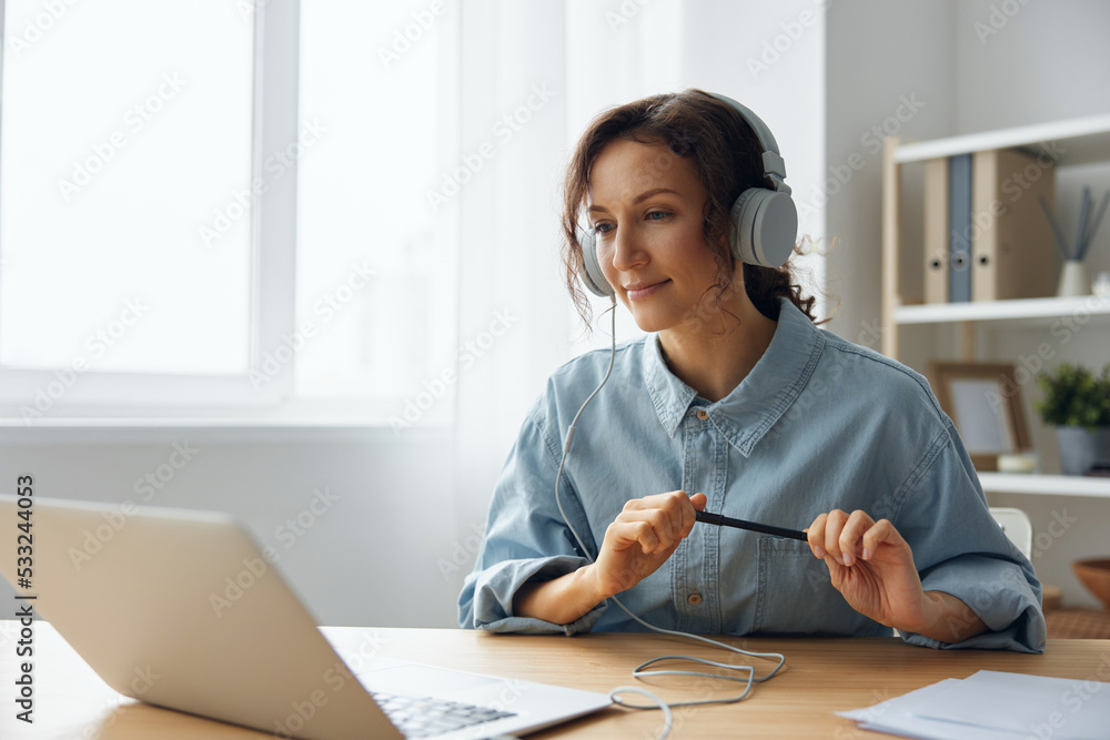 Overjoyed cheerful businesswoman project leader lady speak with ...