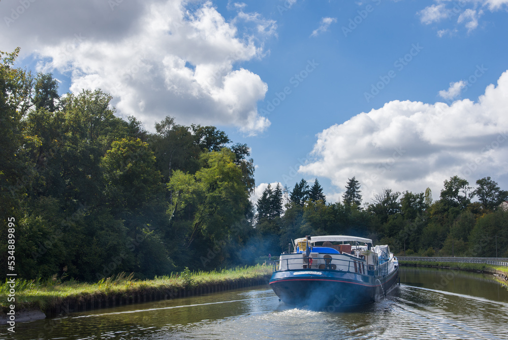 Une péniche de loisir sur un canal. Voyager en péniche. Le tourisme ...