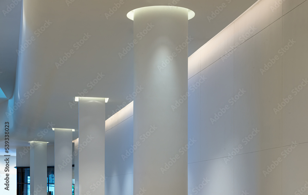 Foto Concrete interior space with white round pillars arranged long ...